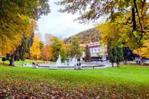 Destinații pentru relaxare: Cele mai frumoase parcuri din România ...